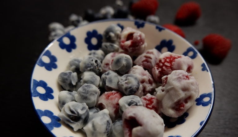 Statt Süßigkeiten: Proteinreiche Frozen-Skyr-Früchte